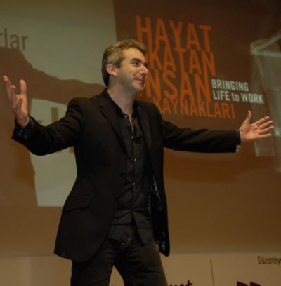 Ex CEO Chartered Institute of Marketing, Peter Fisk revine in Romania ...