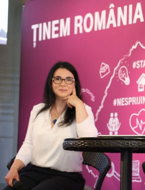 10 studenti exceptionali vor primi timp de un an o bursa lunara de 2. ...